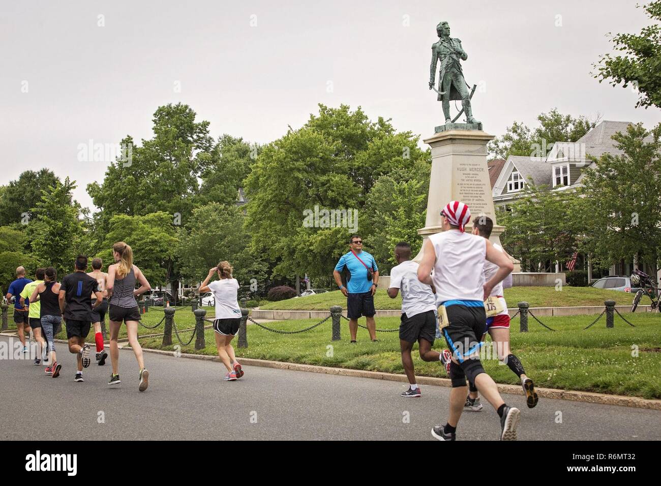 Runners pass the General Hugh Mercer Monument during the 10th Annual ...
