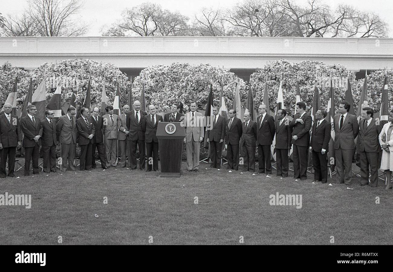 Ronald reagan president podium hi-res stock photography and images - Alamy
