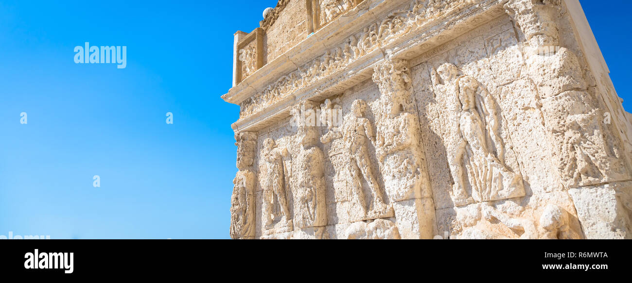 GALLIPOLI, ITALY - Greek fountain, 3rd century BC Stock Photo - Alamy