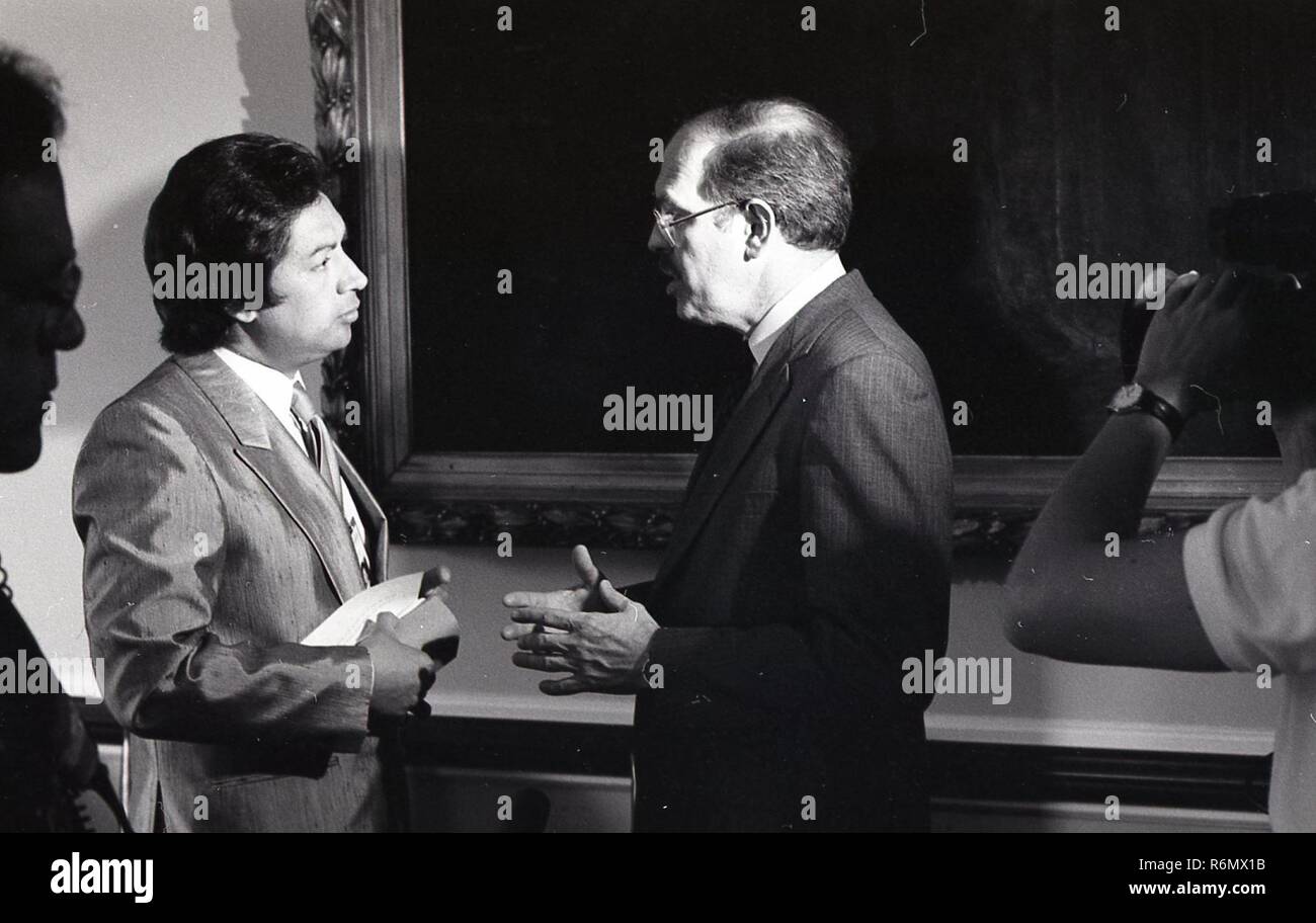 A GROUP OF REPORTERS ARE HAVING A CONVERSATION FROM THE MAN AT THE ...