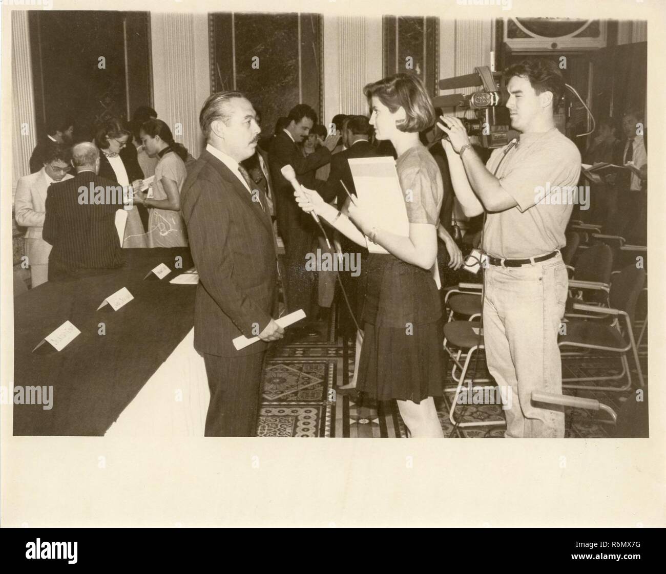 A NEWS REPORTER INTERVIEWING A MAN Stock Photo - Alamy