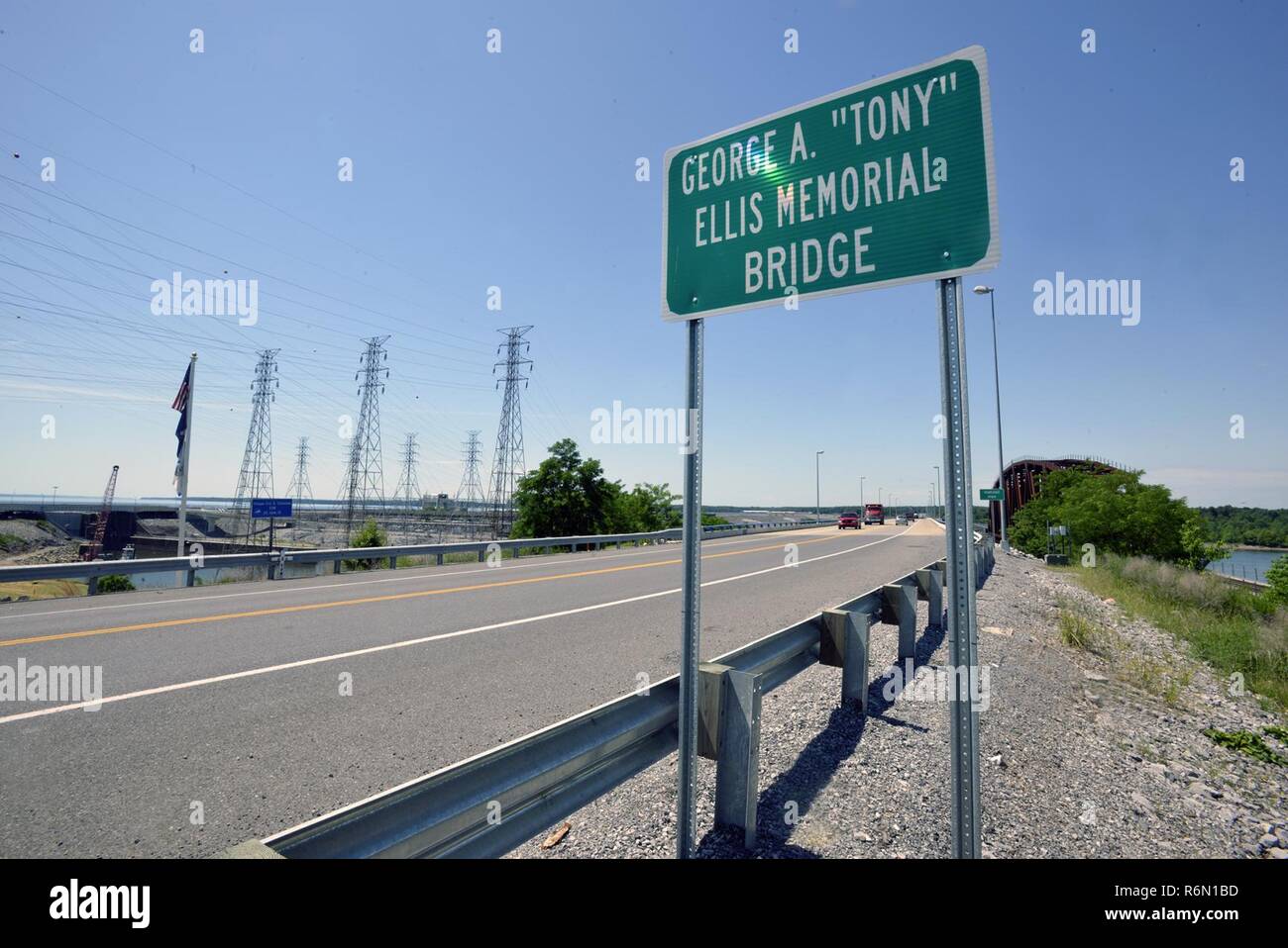 The US Highway 62 Bridge across the Tennessee River below Kentucky Dam ...