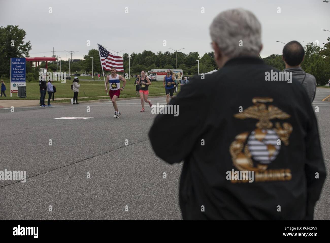 Spectators cheer on runners during the 10th Annual Marine Corps ...