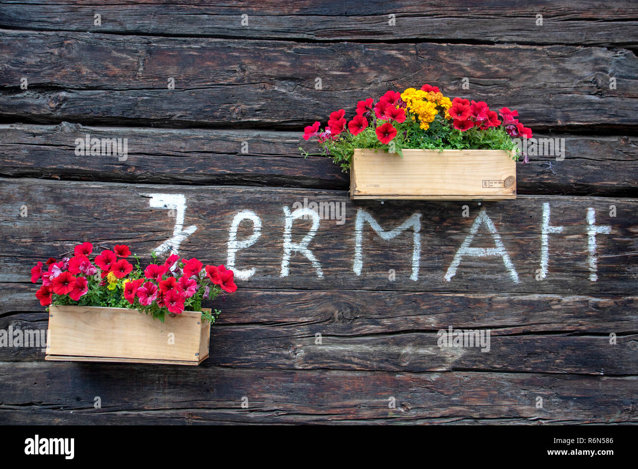 Walking trail sign to Zermatt in the village of Z'mutt Stock Photo - Alamy