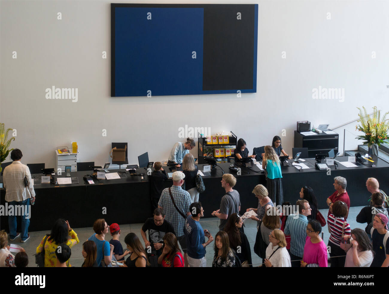 Art museum ticket counter hi-res stock photography and images - Alamy