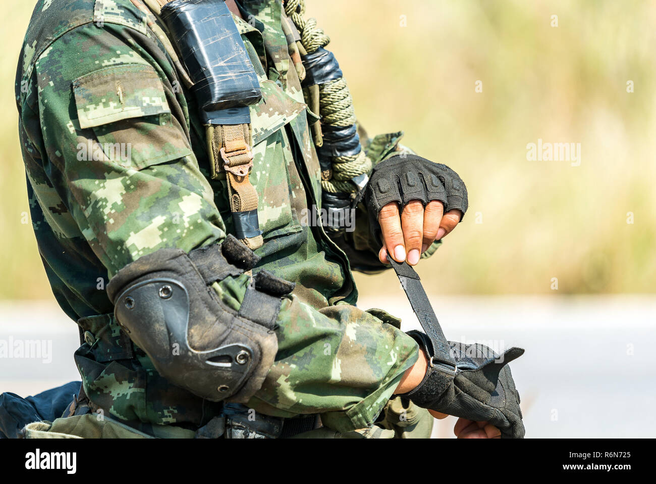 Soldier ready for war combat Stock Photo - Alamy