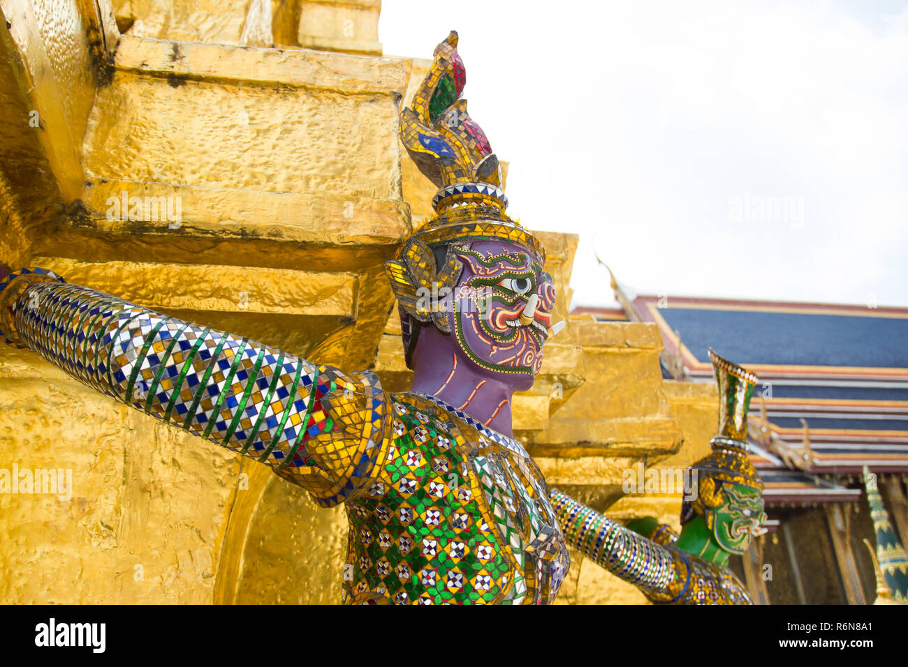 Art sculptures - Giant Statues , The giant monkey and help bear the ...