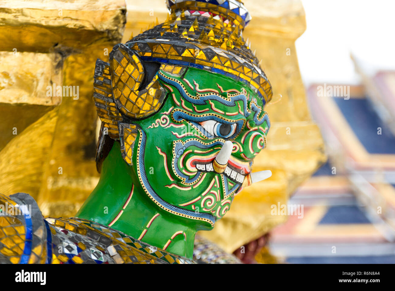 Art sculptures - Giant Statues , The giant monkey and help bear the ...