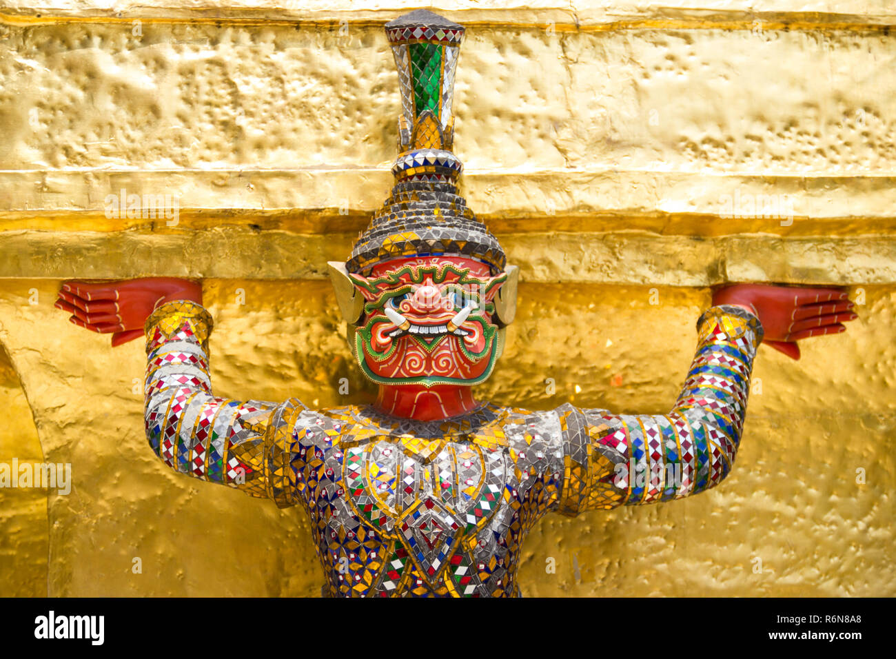 Art sculptures - Giant Statues , The giant monkey and help bear the ...