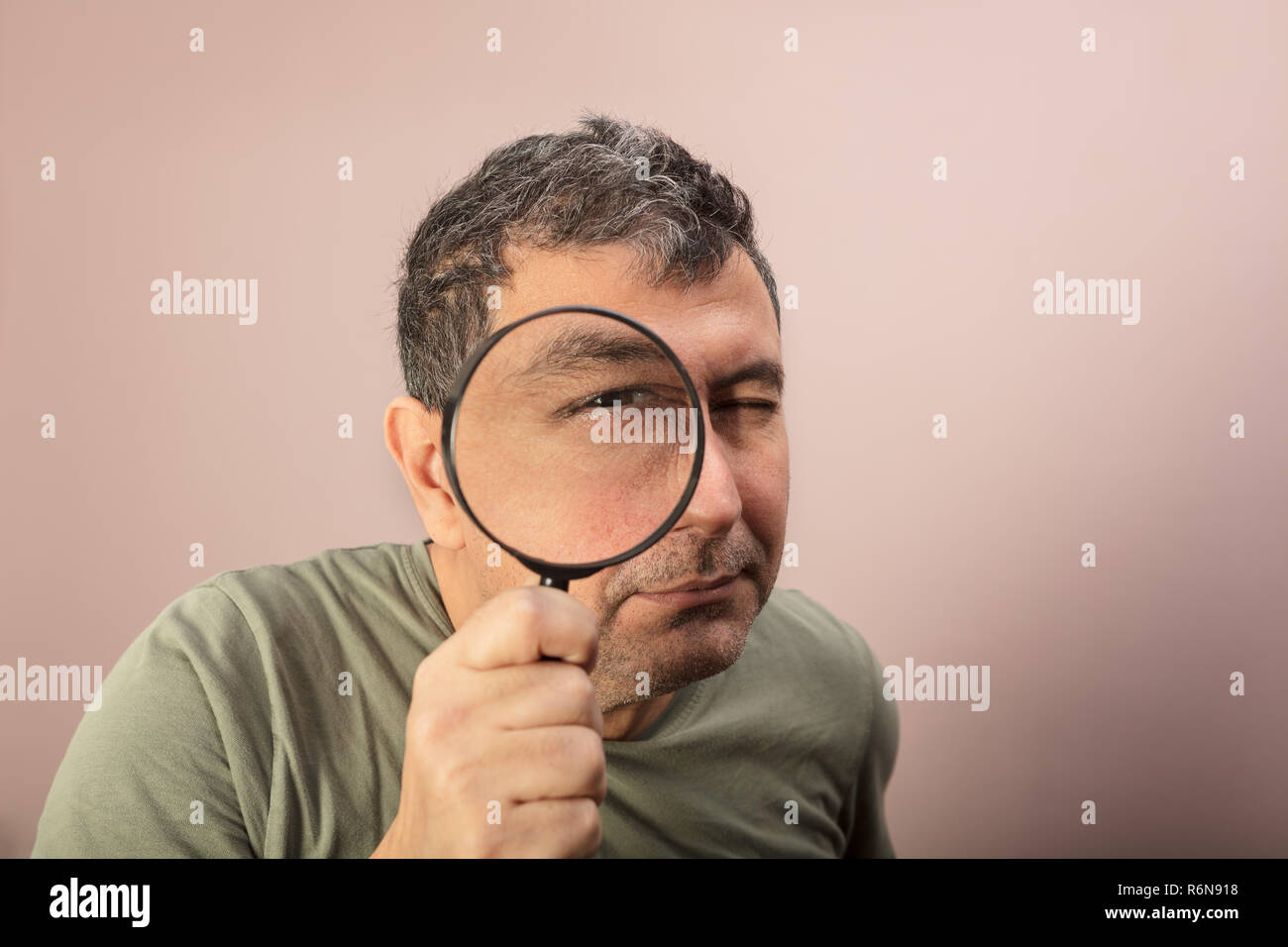 Man searching for clues with a magnifying glass Stock Photo - Alamy