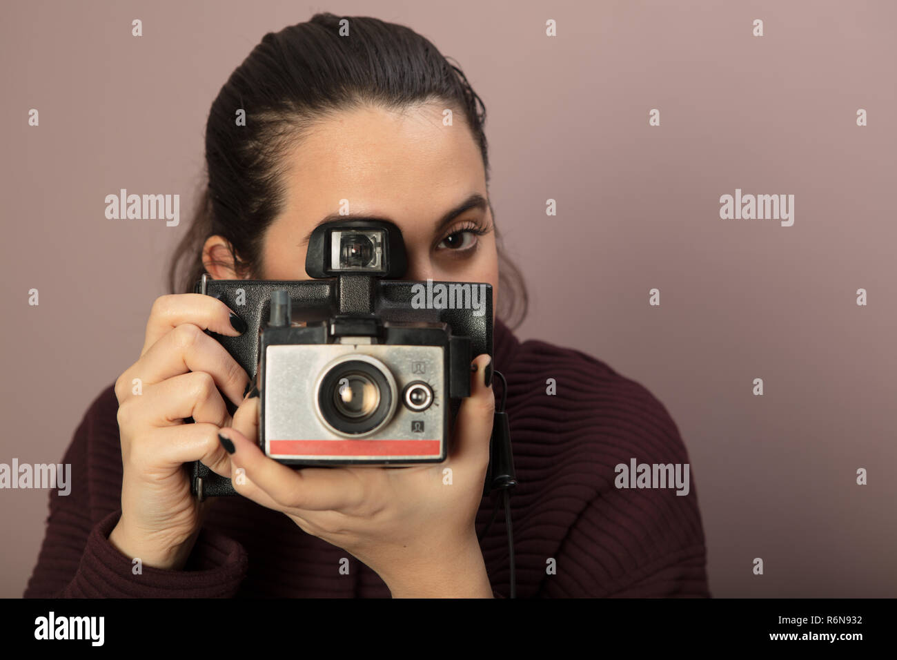 Young woman focusing on the viewer Stock Photo - Alamy