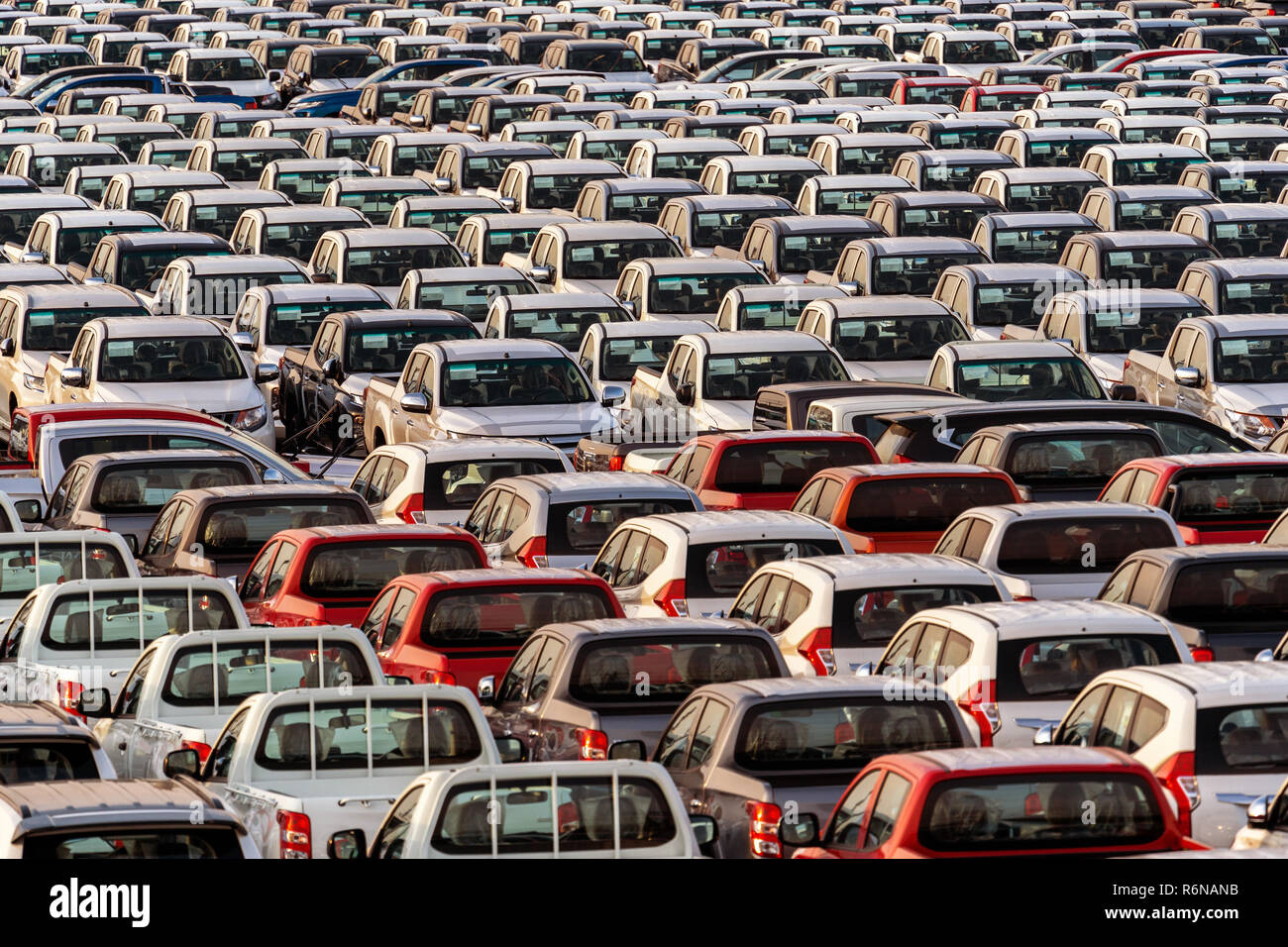 New cars loading for export hi-res stock photography and images - Alamy