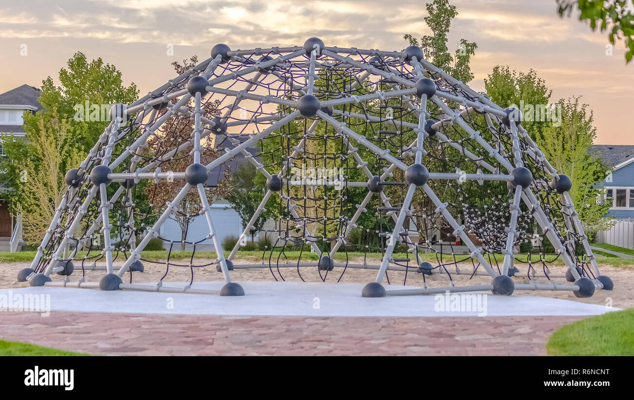 Geodesic dome houses hi-res stock photography and images - Alamy