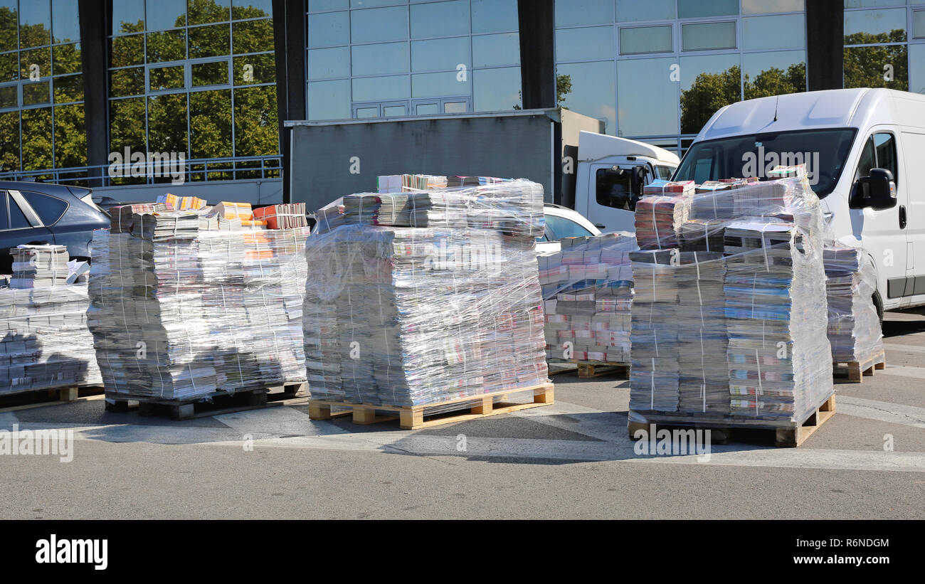 Shipping magazines hi-res stock photography and images - Alamy
