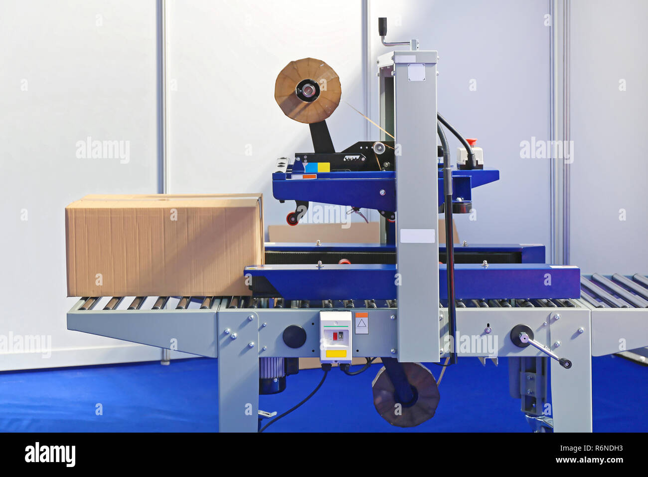 Labeling machine hi-res stock photography and images - Alamy