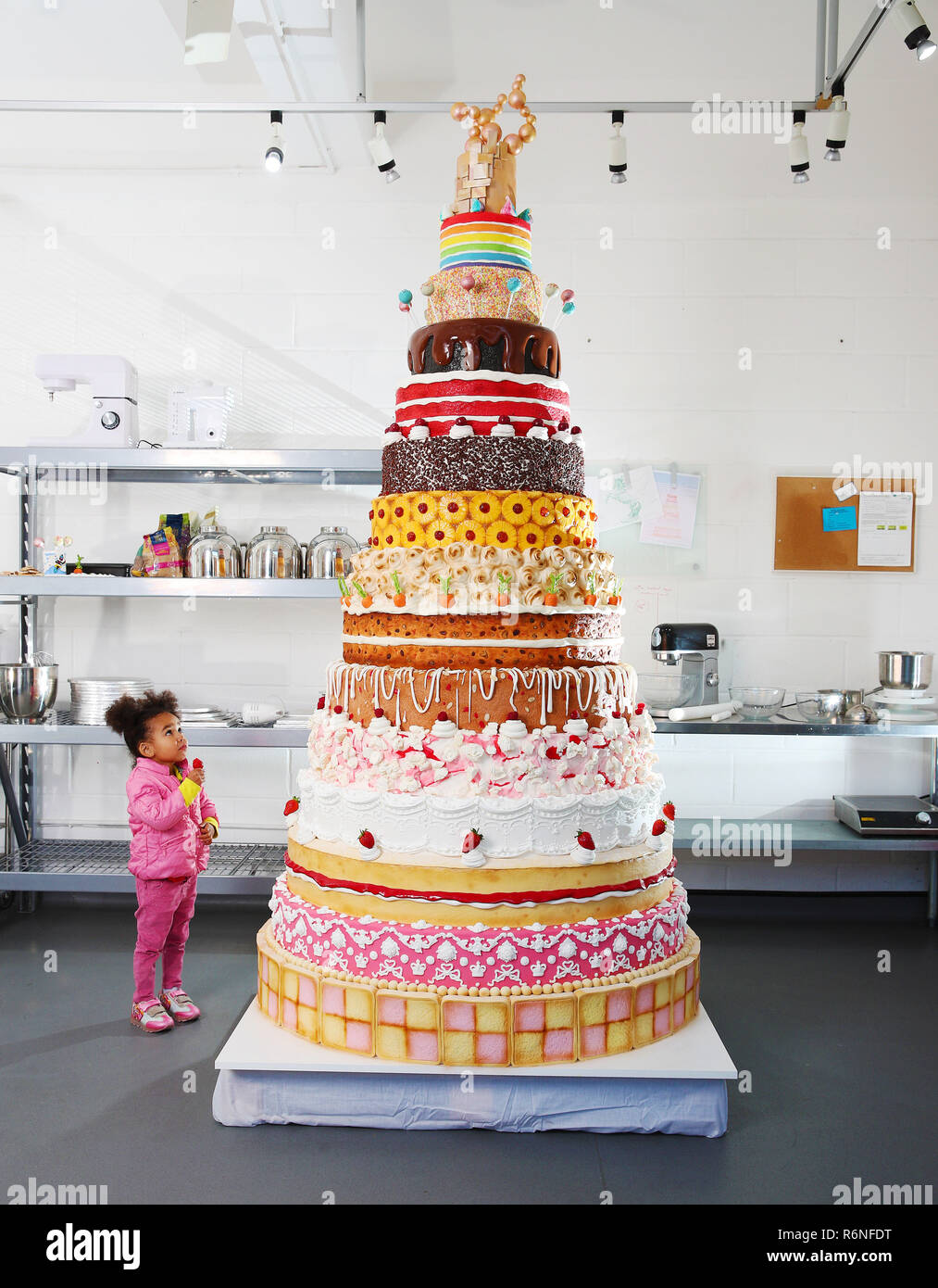 Birthday cake statue hi-res stock photography and images - Alamy