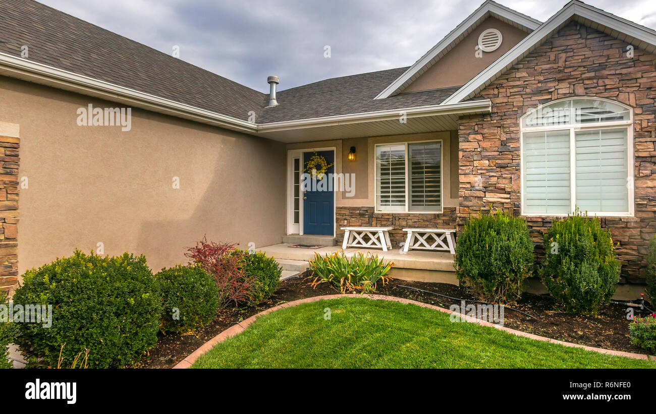 Charming home front hi-res stock photography and images - Alamy