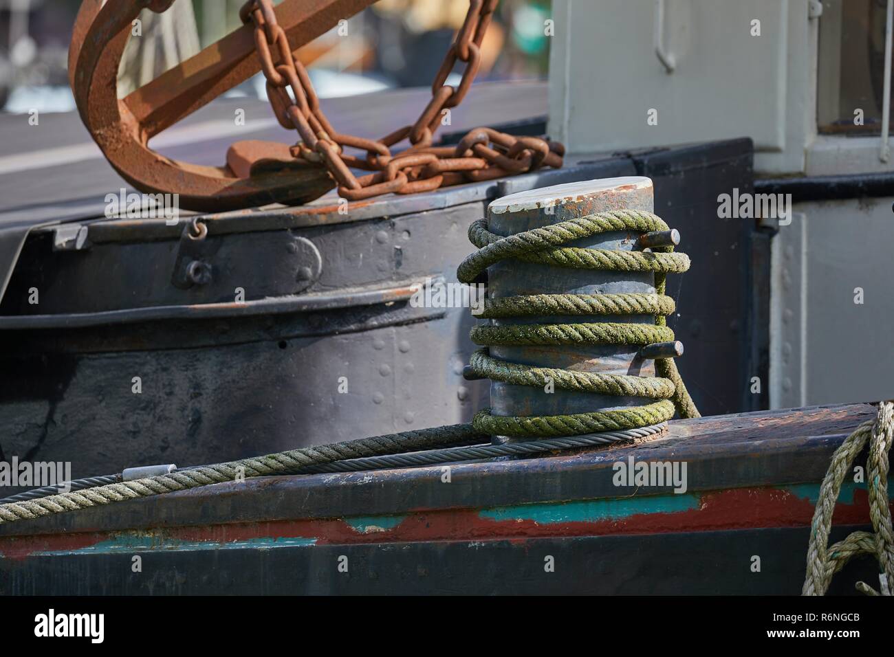 Mooring line attached hi-res stock photography and images - Alamy