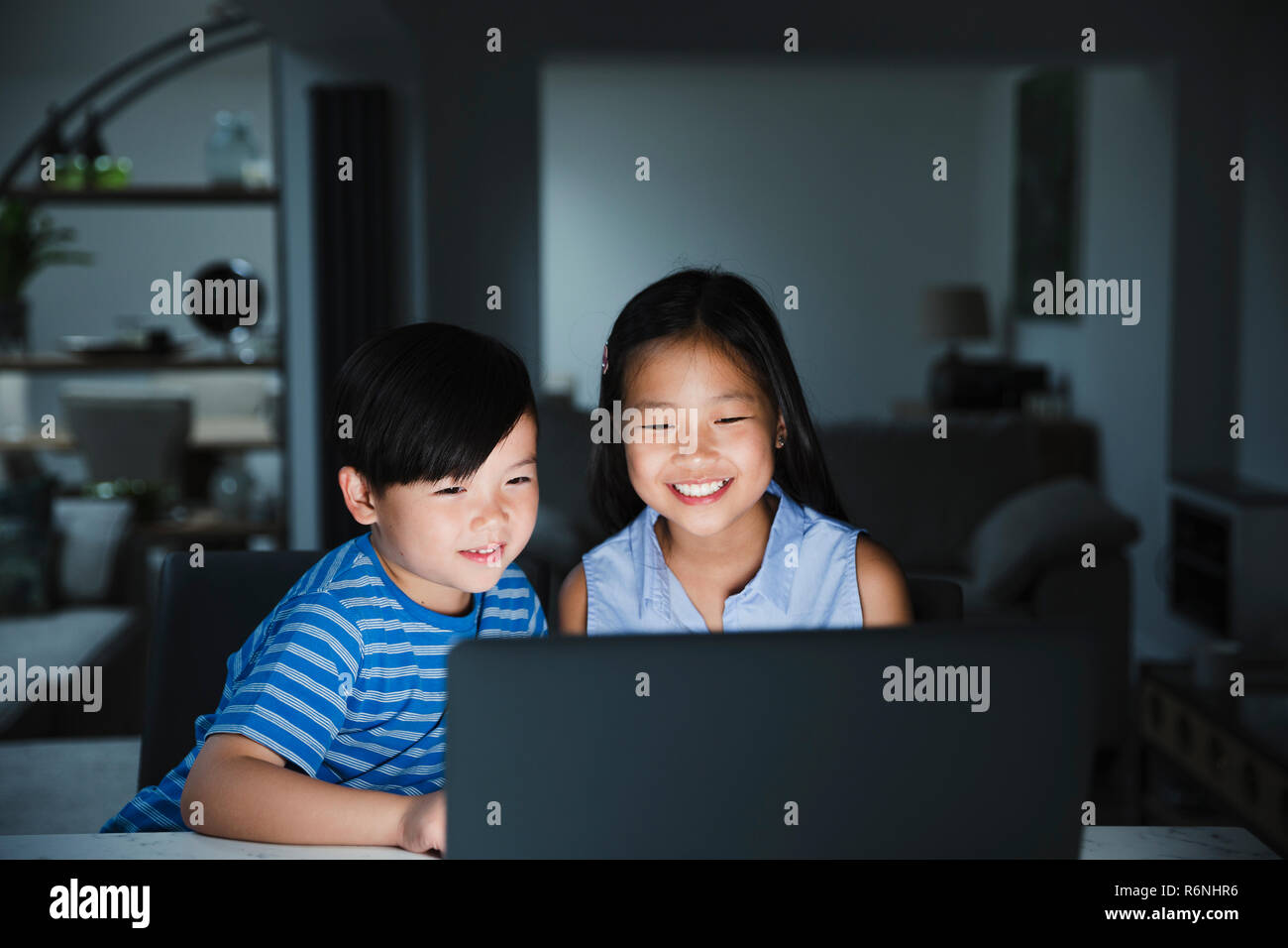 Asian children with computers hi-res stock photography and images - Alamy