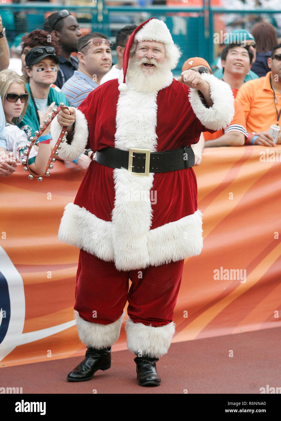 Santa Claus makes an appearance at the Miami Dolphins vs San Francisco ...