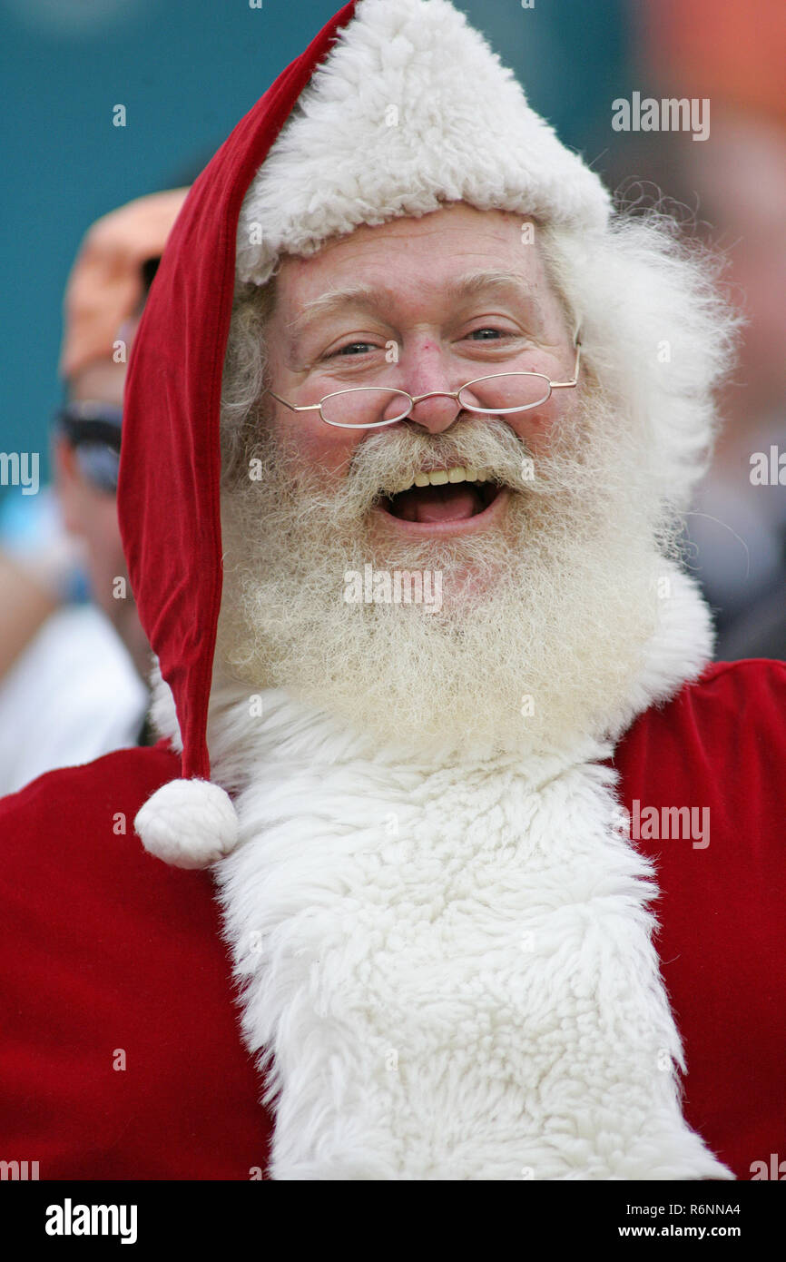 Santa Claus makes an appearance at the Miami Dolphins vs San Francisco ...