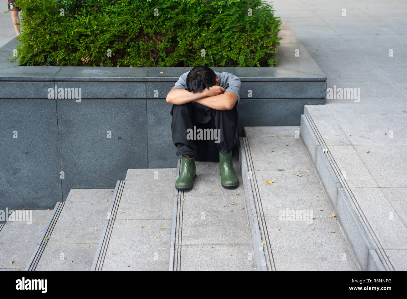 Resting tired rest seated sitting hi-res stock photography and images ...