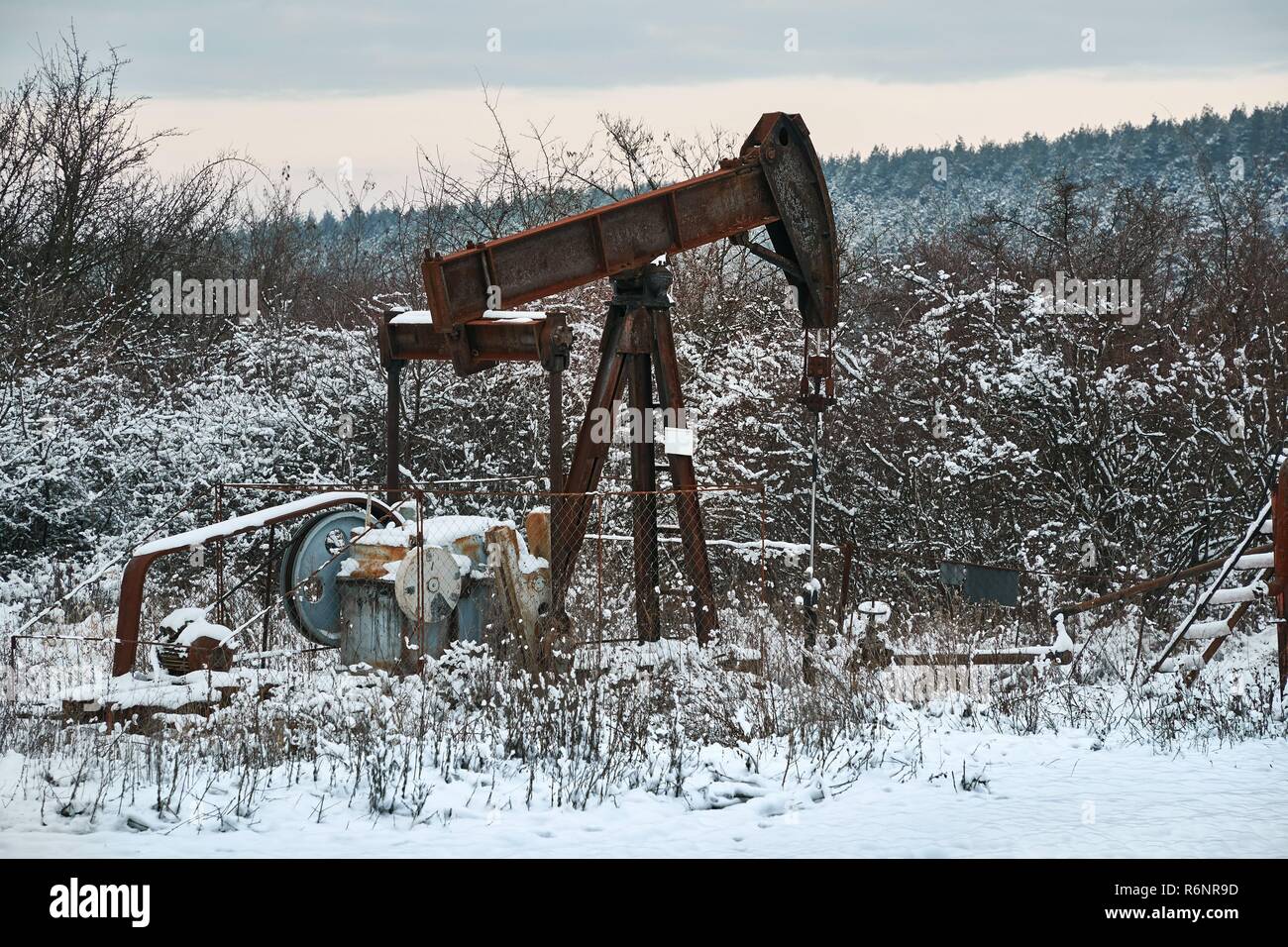 Old rusty oil well pump hi-res stock photography and images - Alamy