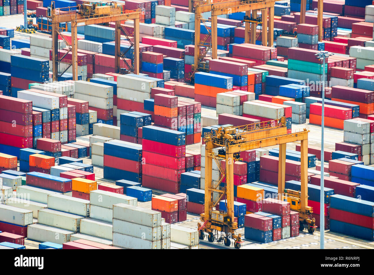 Unloading shipping containers hi-res stock photography and images - Alamy