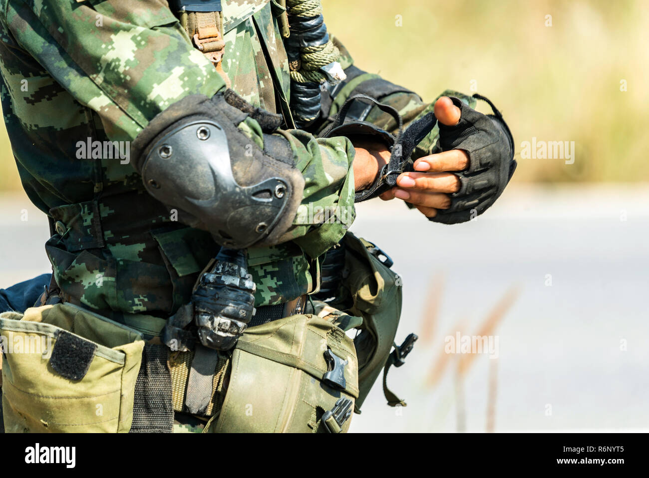 Soldier ready for war combat Stock Photo - Alamy