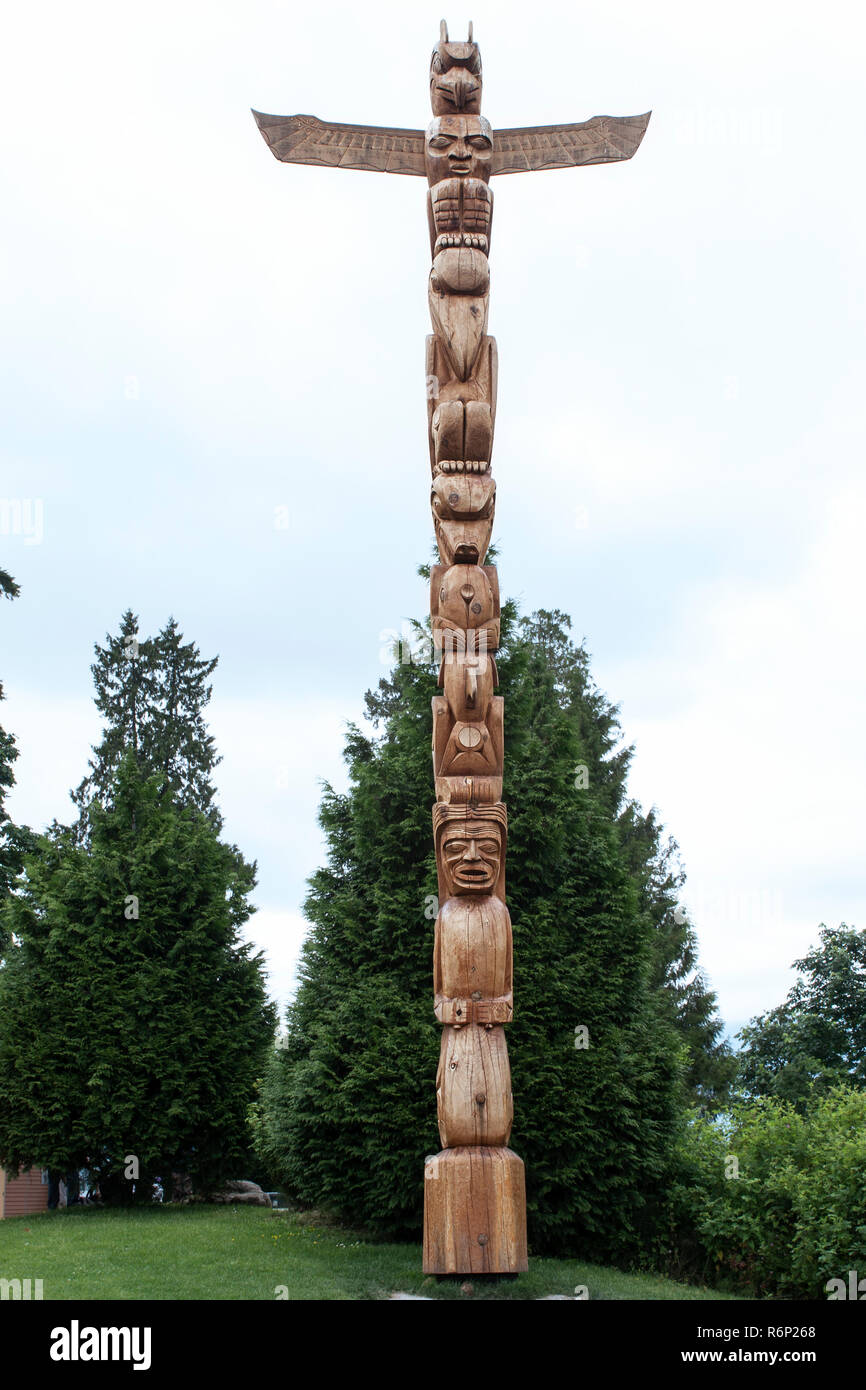 totem pole ancient wooden indian Stock Photo - Alamy