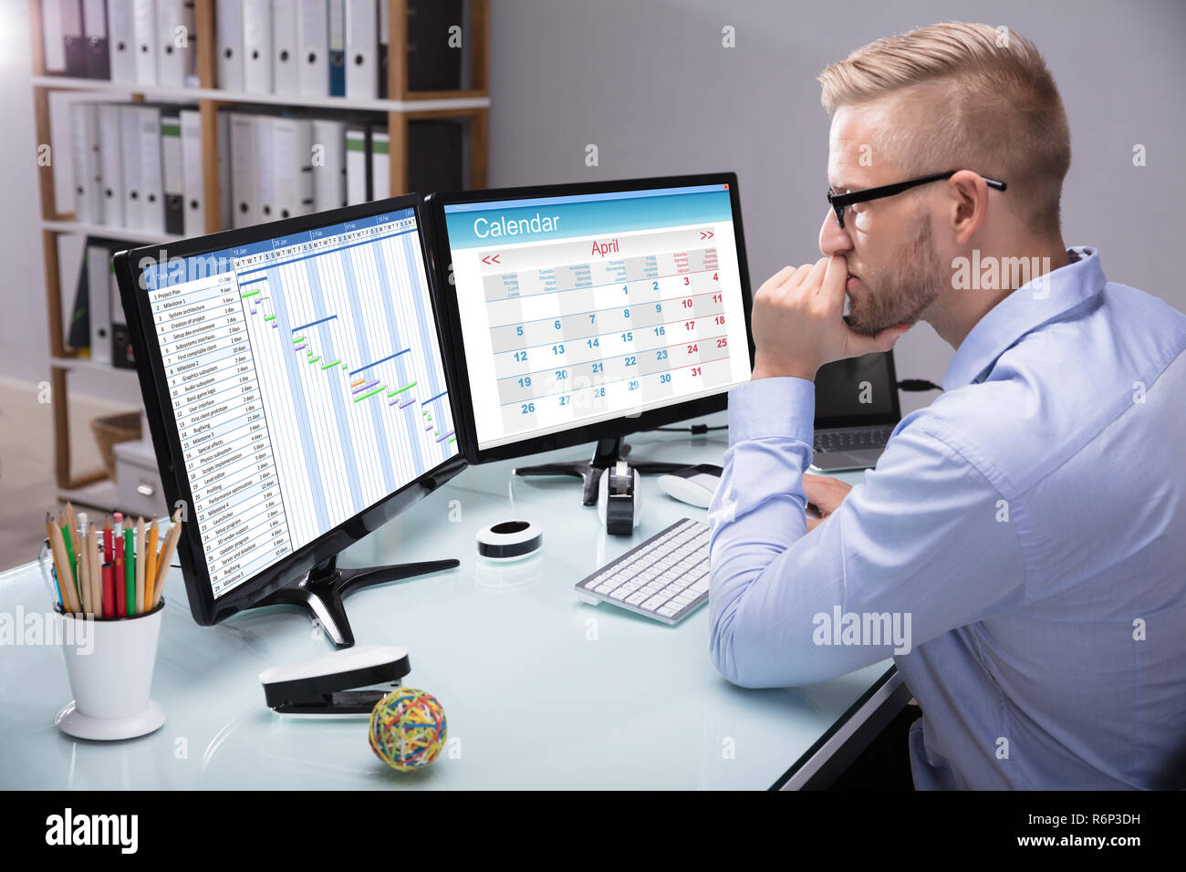 Check list write businessman hi-res stock photography and images - Alamy