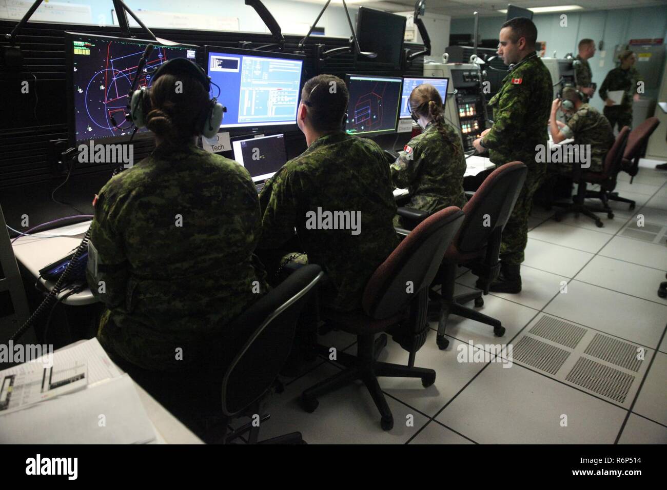 Royal Canadian Air Force air battle managers with 42 Radar Squadron, 4 ...