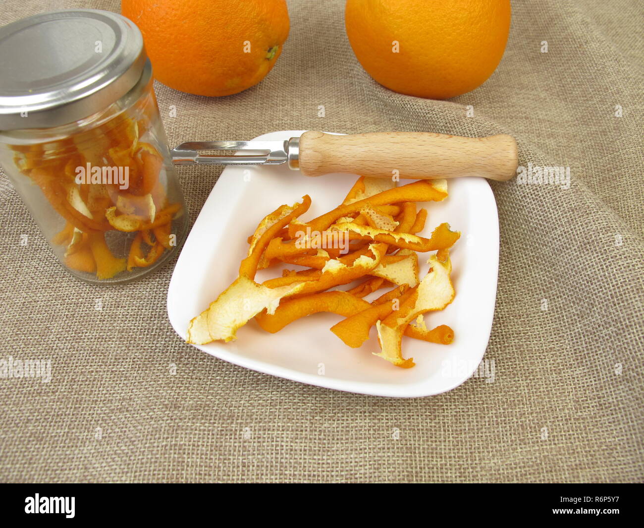 Orangenschalen hi-res stock photography and images - Alamy