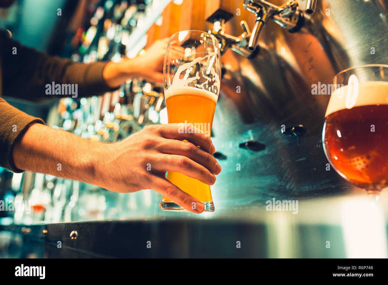 Hand pulling beer pump hi-res stock photography and images - Alamy