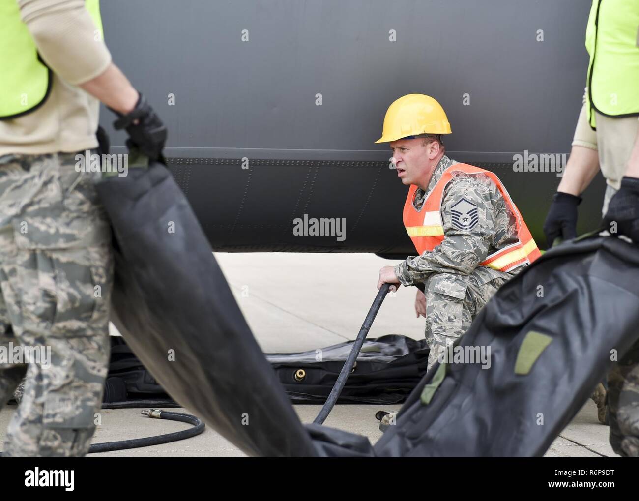 Crash damaged disabled aircraft recovery cddar hi-res stock photography ...