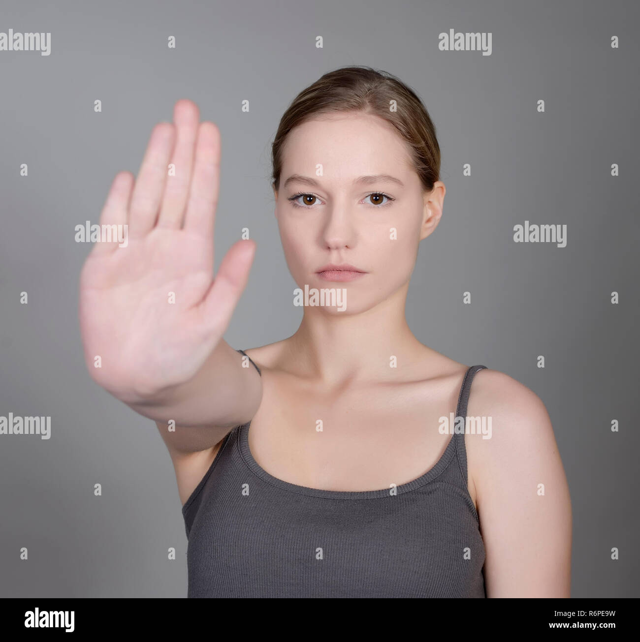 Teenager teenager teenager teenager die hand heben hi-res stock ...