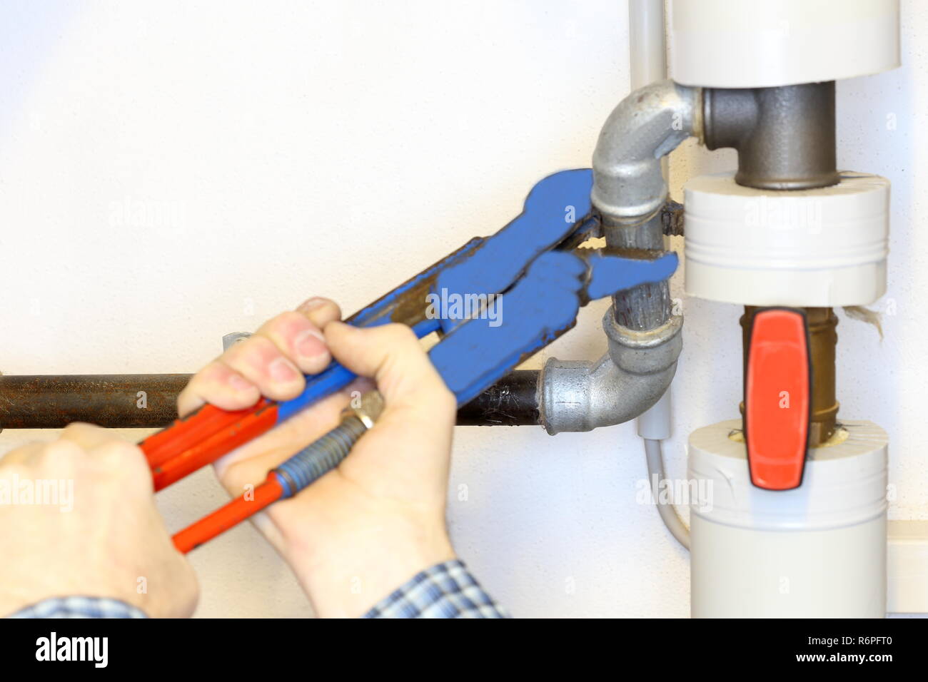 tighten a pipe connection Stock Photo - Alamy