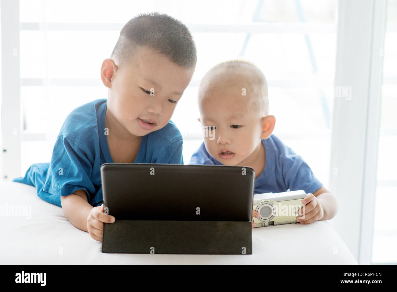 Children addicted to tablet Stock Photo - Alamy