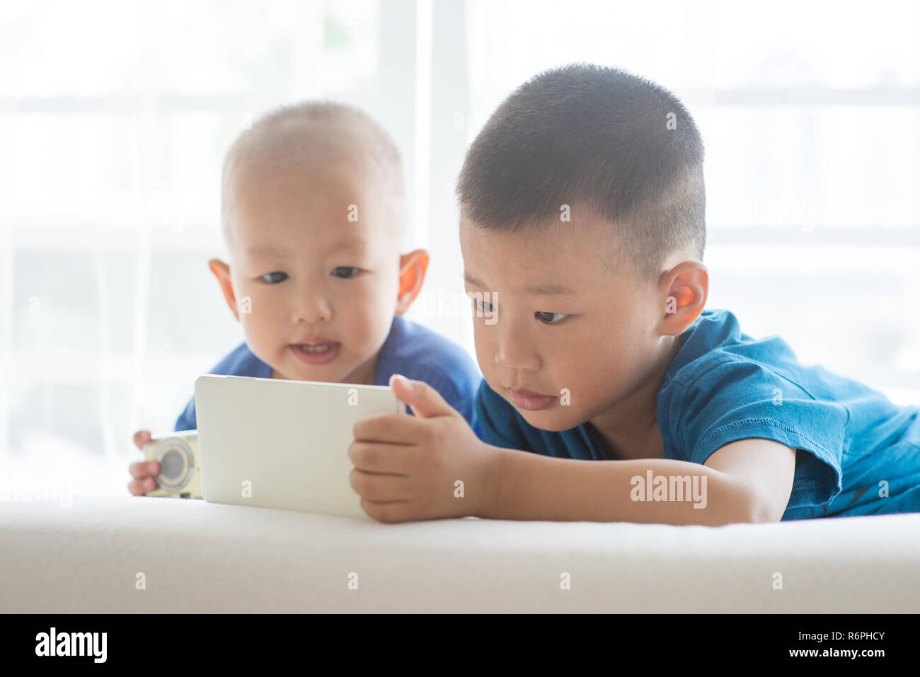 Kids addicted to smart phone Stock Photo - Alamy