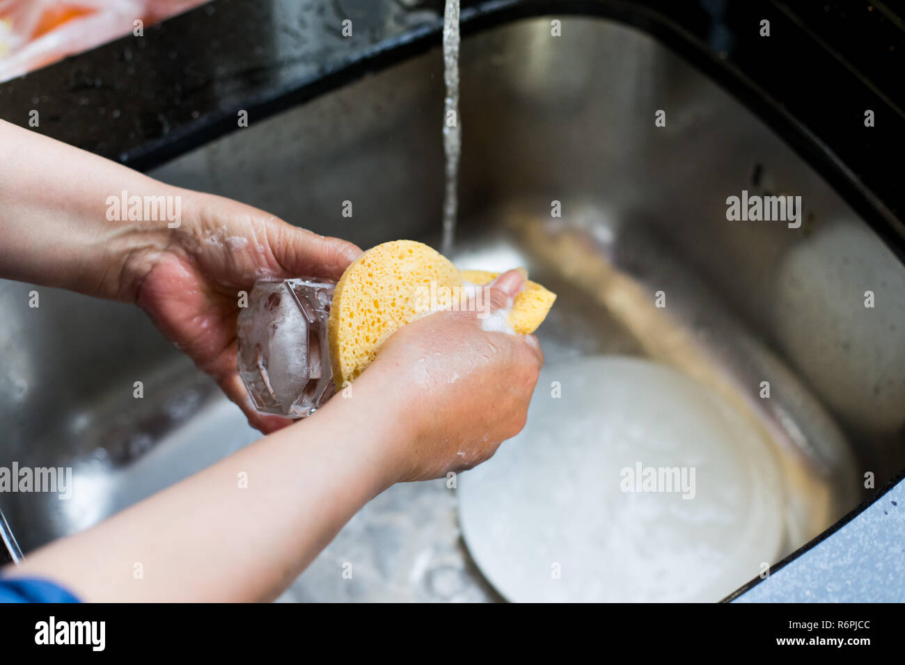 Dishwashing sinks hi-res stock photography and images - Alamy
