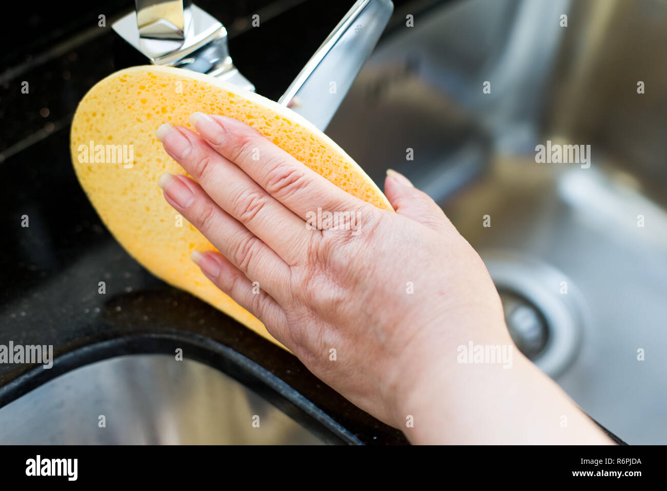 Dishwashing sinks hi-res stock photography and images - Alamy