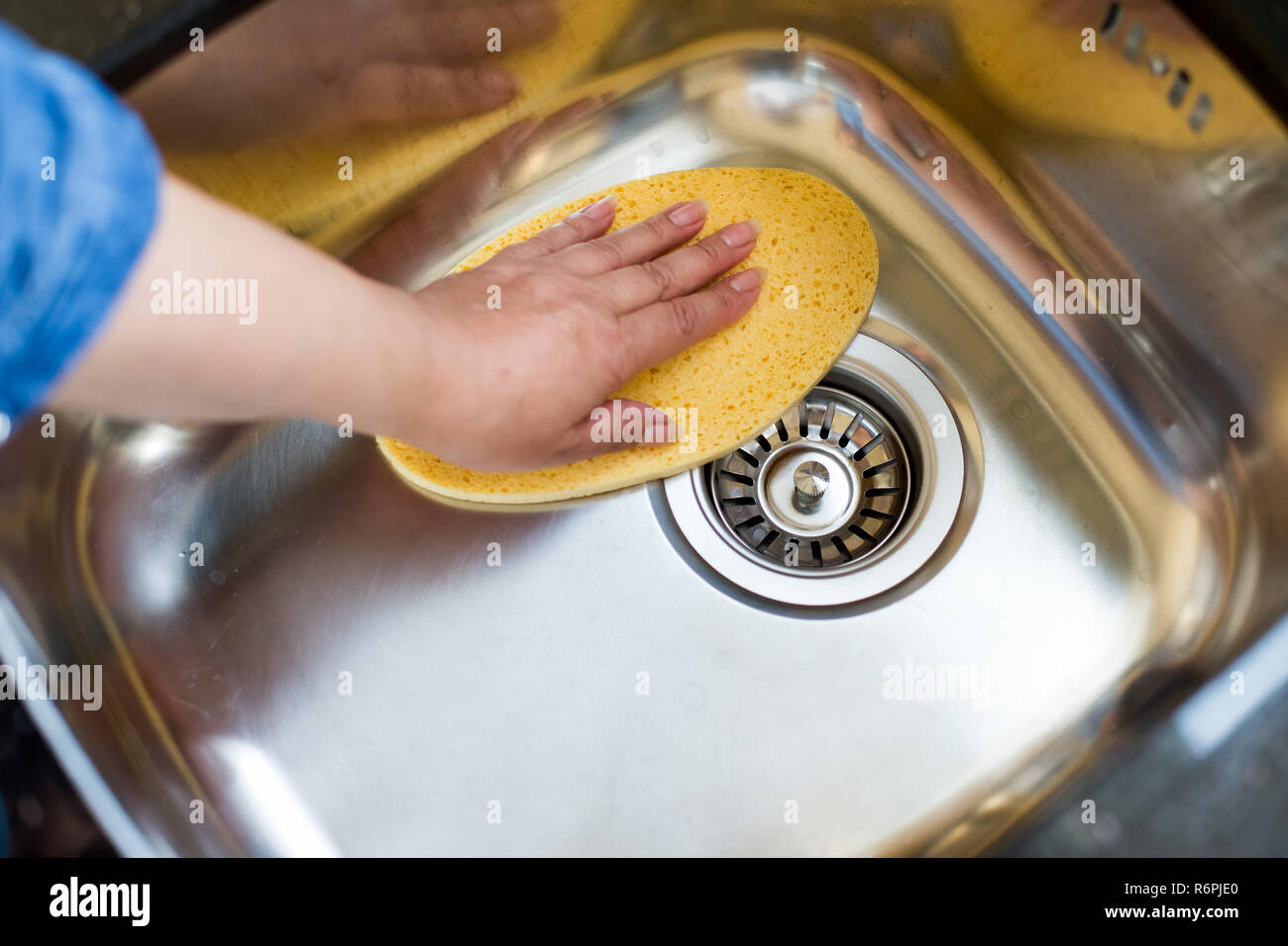 Dishwashing sinks hi-res stock photography and images - Alamy