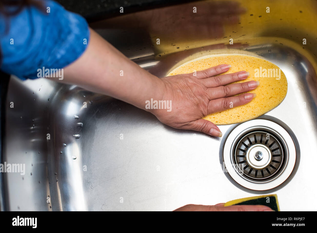Dishwashing sinks hi-res stock photography and images - Alamy