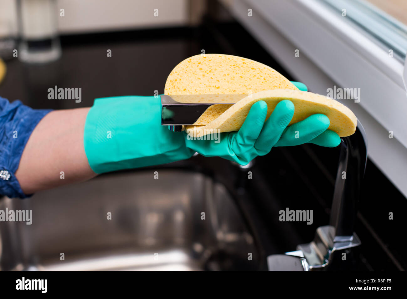Dishwashing sinks hi-res stock photography and images - Alamy