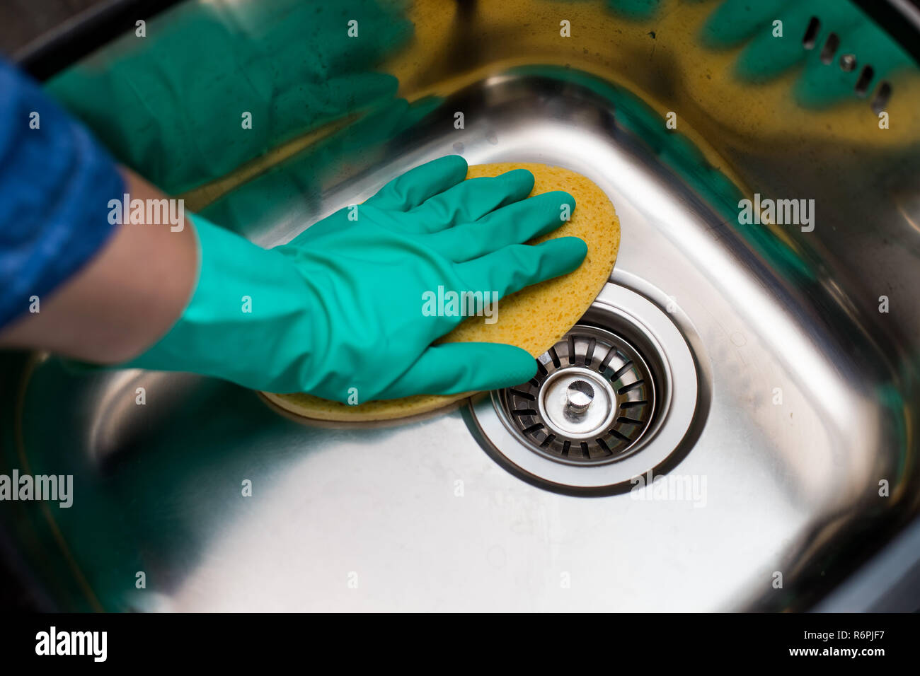 Dishwashing sinks hi-res stock photography and images - Alamy