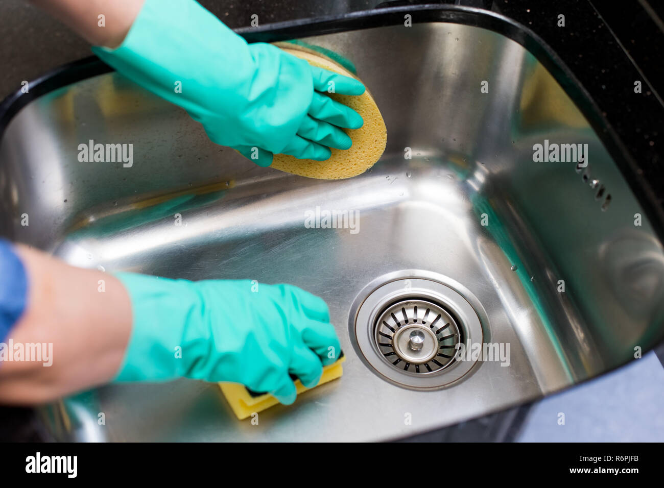 Dishwashing sinks hi-res stock photography and images - Alamy