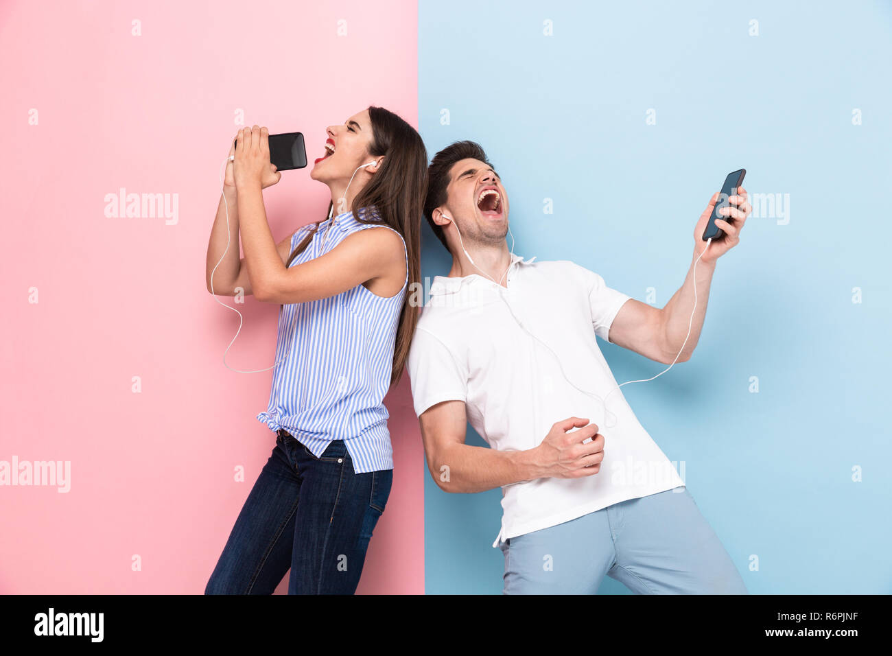 Young couple singing on mobile hi-res stock photography and images - Alamy