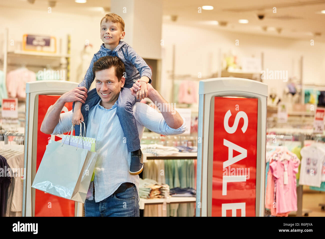 Retail shopping center hi-res stock photography and images - Alamy
