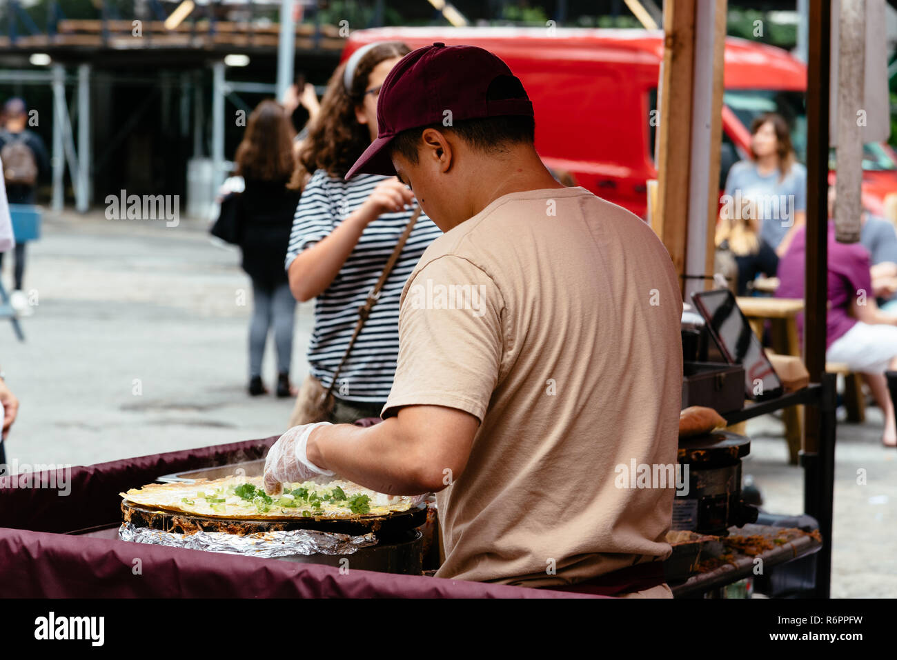 Dumbo flea market hi-res stock photography and images - Alamy