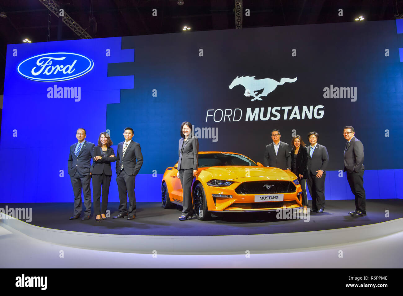 Ford car showroom hi-res stock photography and images - Alamy